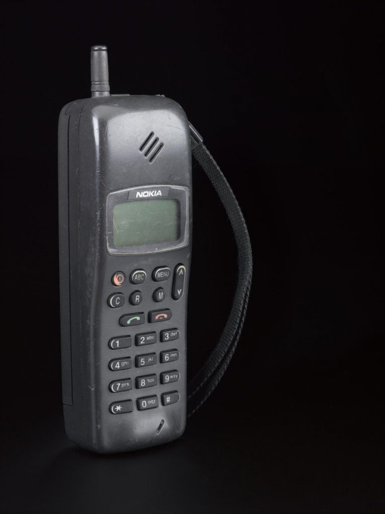 10 Oldest Cell Phones in The World - Oldest.org