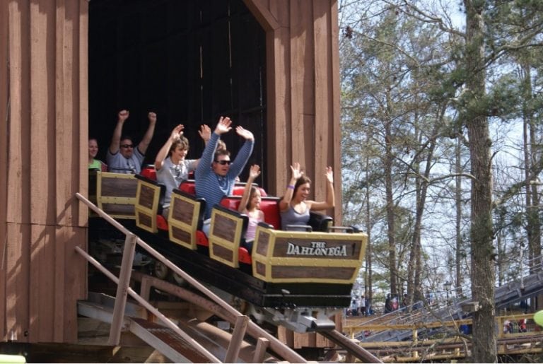 14 Oldest Roller Coasters at Six Flags - Oldest.org
