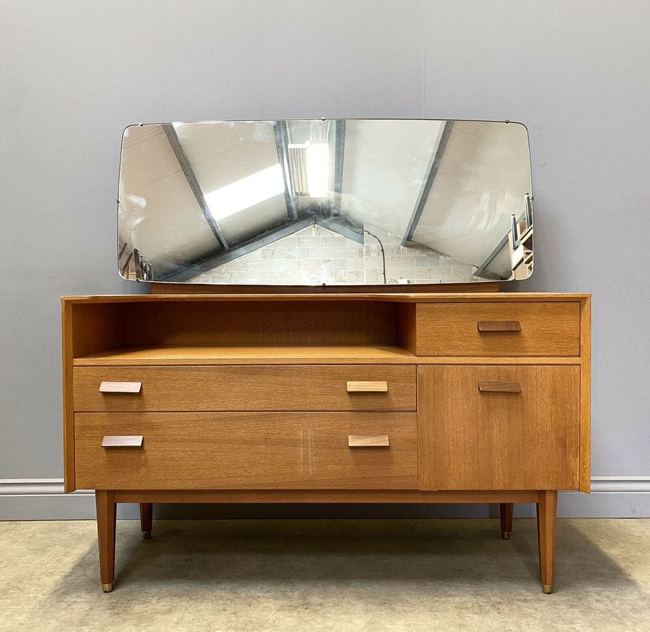 50 Vintage and Antique Vanity Tables You Can Buy Today (By Decade ...