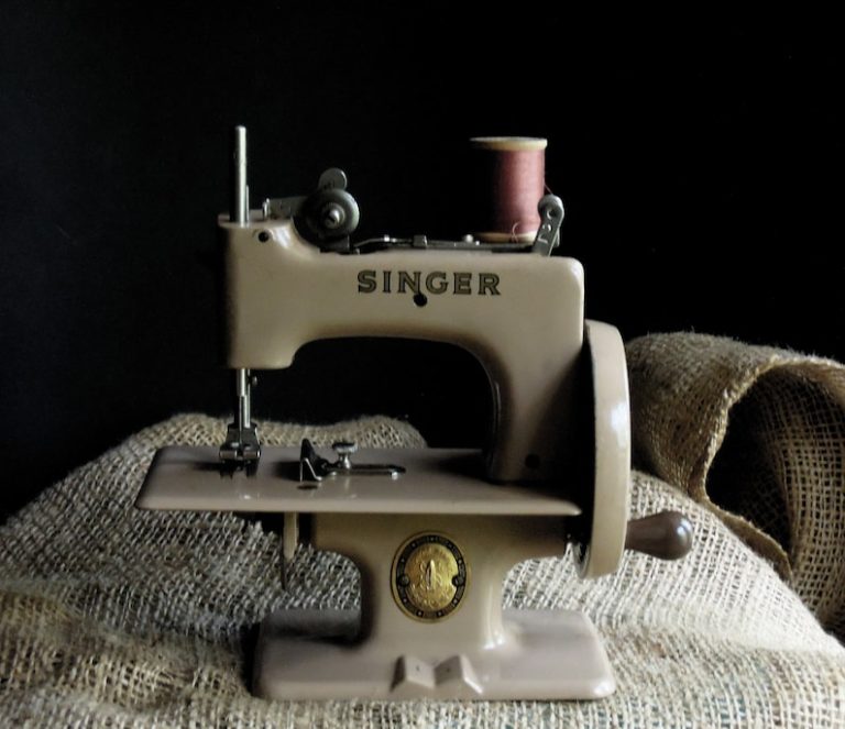 50 Vintage Sewing Machines You Can Buy Today - Oldest.org