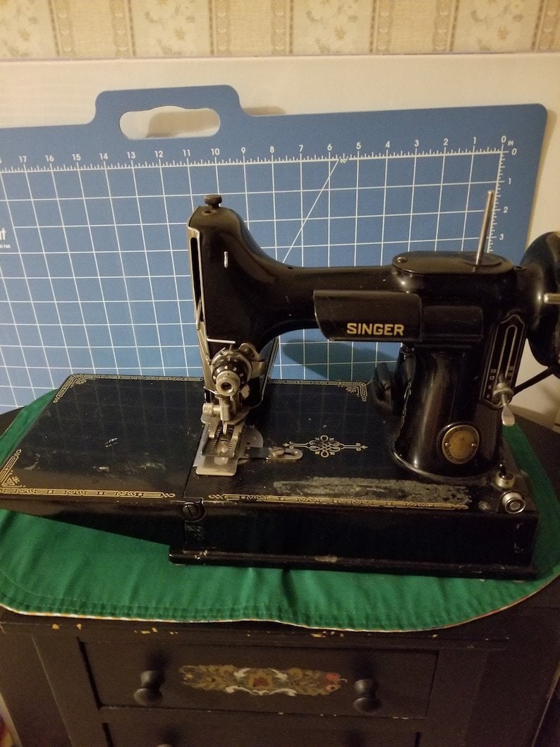 50 Vintage Sewing Machines You Can Buy Today - Oldest.org