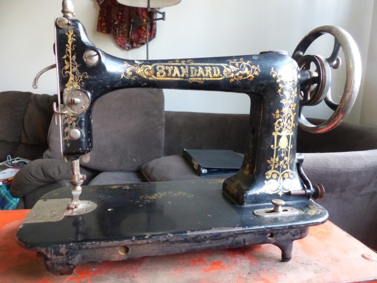 50 Vintage Sewing Machines You Can Buy Today - Oldest.org