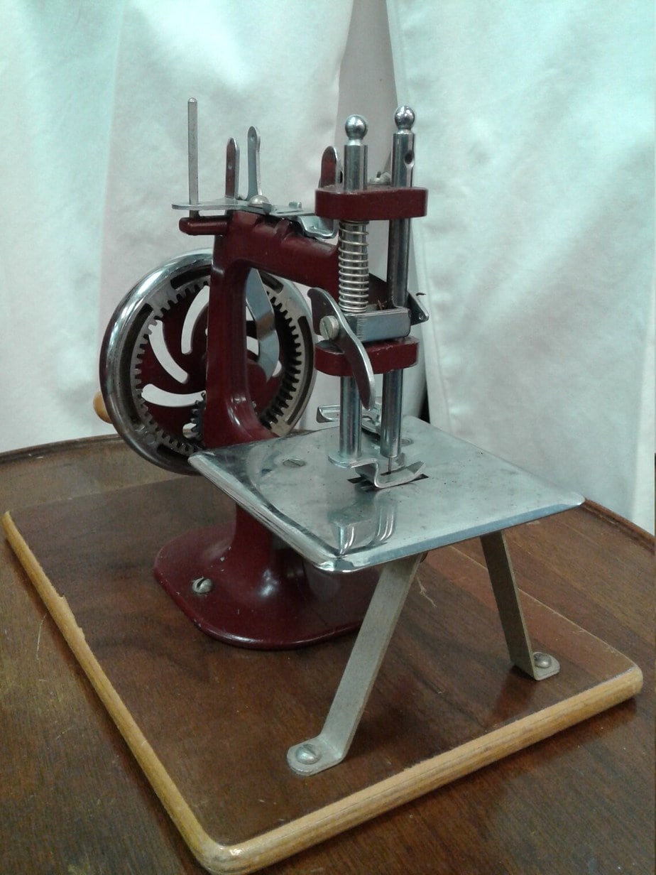 50 Vintage Sewing Machines You Can Buy Today - Oldest.org