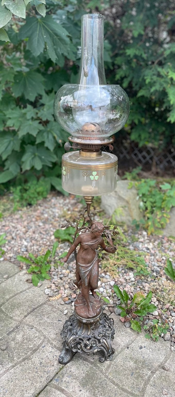 50 Antique Oil Lamps Available For Sale - Oldest.org