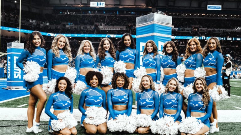 10 Oldest NFL Cheerleader Teams in History - Oldest.org