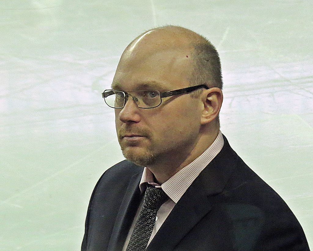 8 Youngest NHL Coaches - Oldest.org