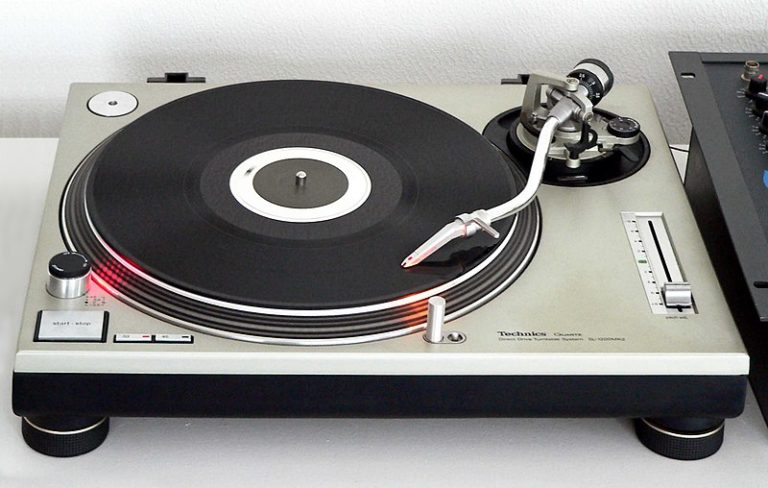 5 Oldest Record Players Ever Made - Oldest.org
