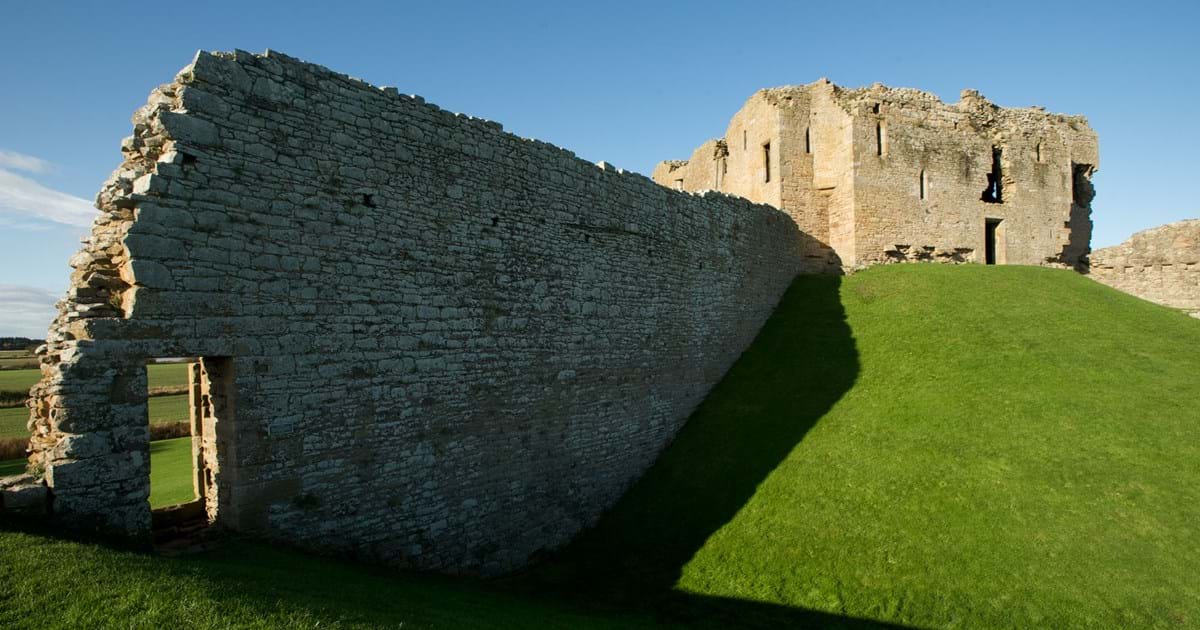 14 Oldest Castles in Scotland - Oldest.org