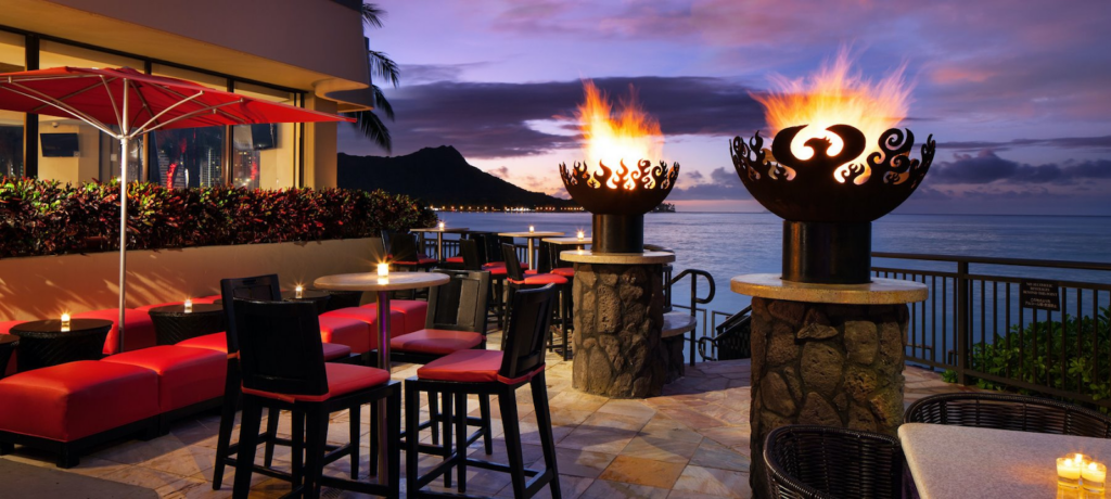 11 Best Beachside Bars in Hawaii for Sipping in Style - Oldest.org