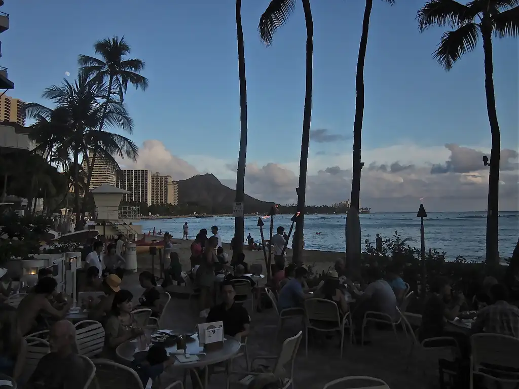 11 Best Beachside Bars in Hawaii for Sipping in Style - Oldest.org
