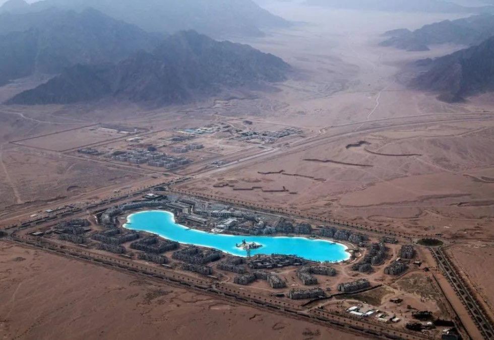 18 Largest Swimming Pools In The World - Oldest.org