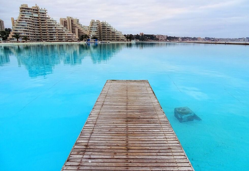 18 Largest Swimming Pools In The World - Oldest.org