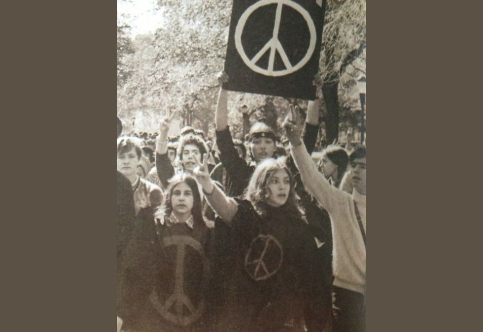 21 Iconic Things That Defined the 1960s - Oldest.org
