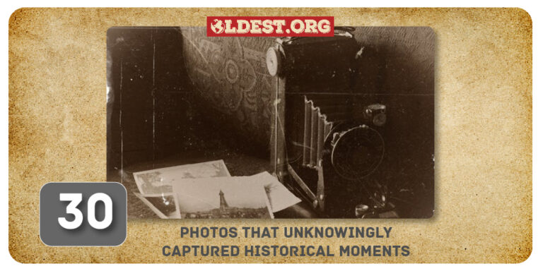 30 Photos That Unknowingly Captured Historical Moments - Oldest.org