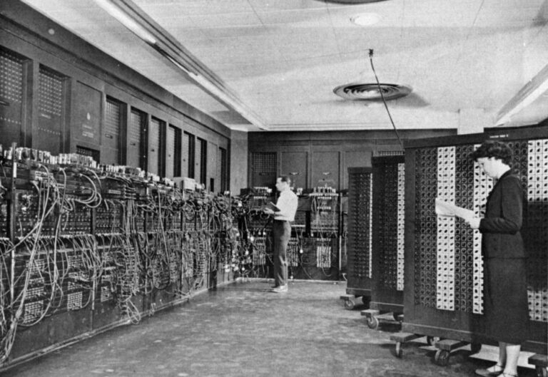 30 Photos That Unknowingly Captured Historical Moments - Oldest.org