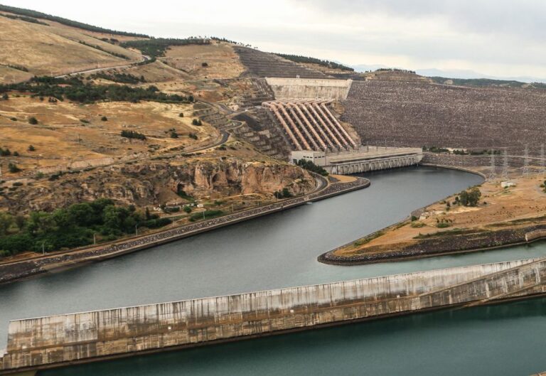 The 19 Largest Dams in the World - Oldest.org