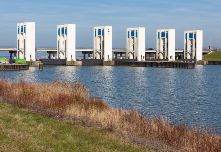 The 19 Largest Dams in the World - Oldest.org