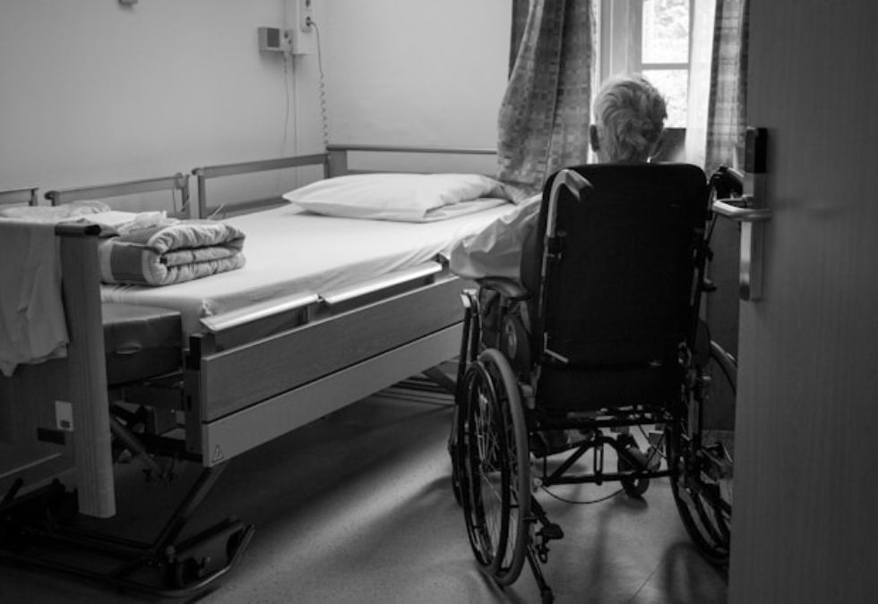 13 Things People Say They Experience Right Before Death, According to ...